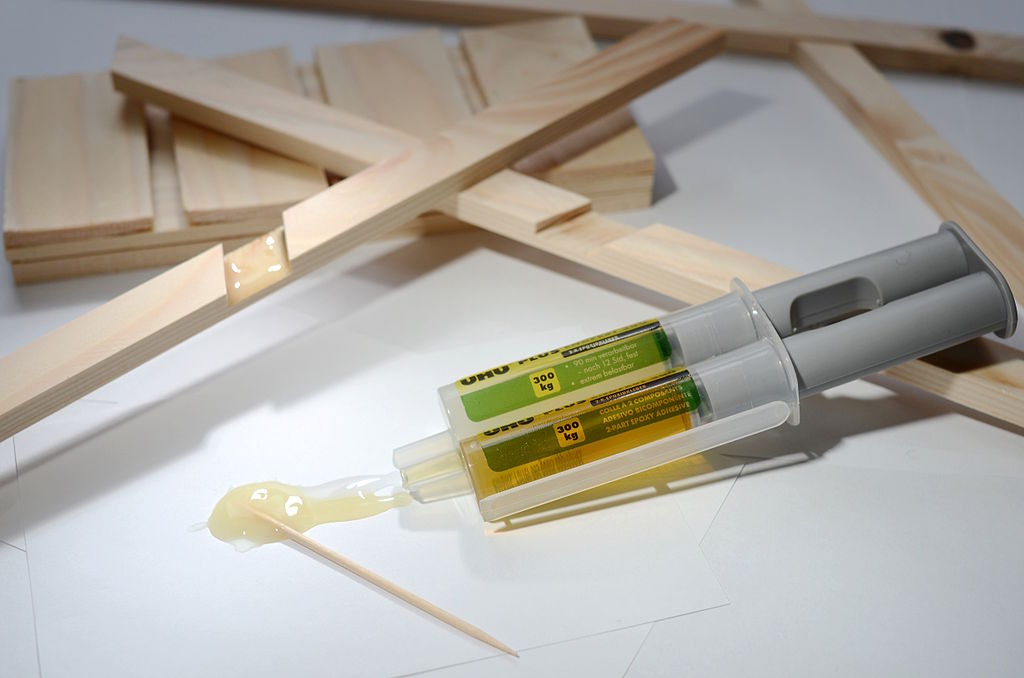 Usages et avantages de la colle époxy pour une réparation